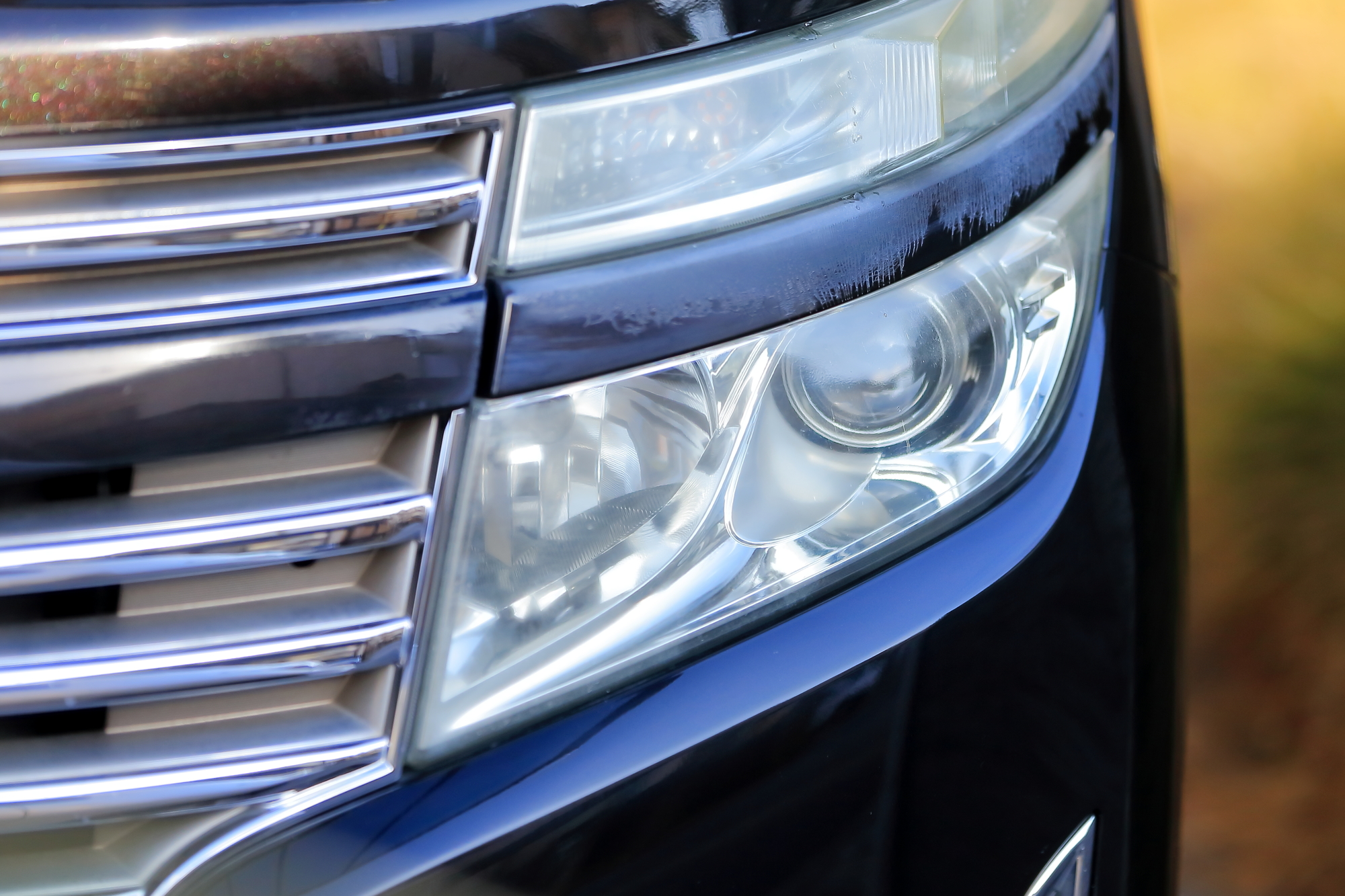 【E52エルグランド編】ヘッドライトをLED化したい！適合表・メリット・注意点について解説！