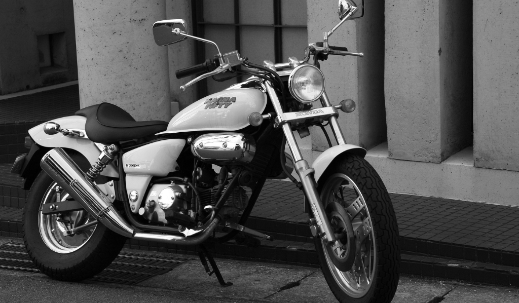 【マグナ50編】ヘッドライトをLED化したい！適合表・メリット・注意点について解説！